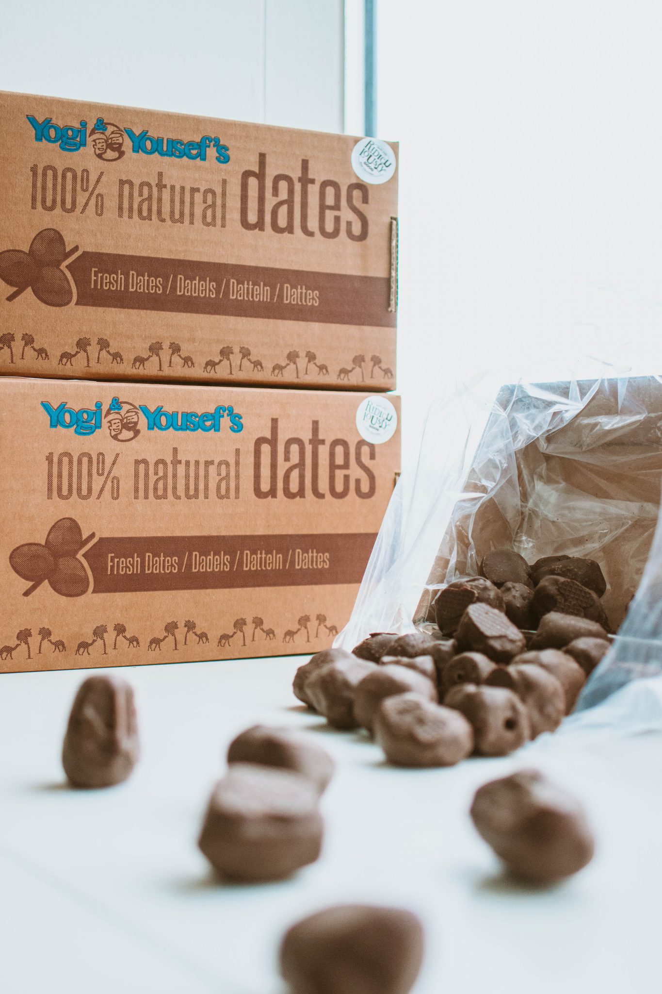 Fresh dates with chocolate - box 1 kg - Yogi & Yousef